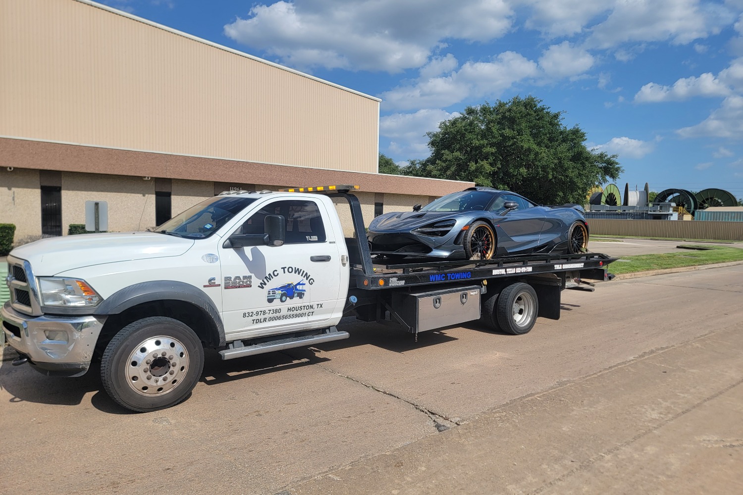 Tow trucks near Houston willing to travel long distance
